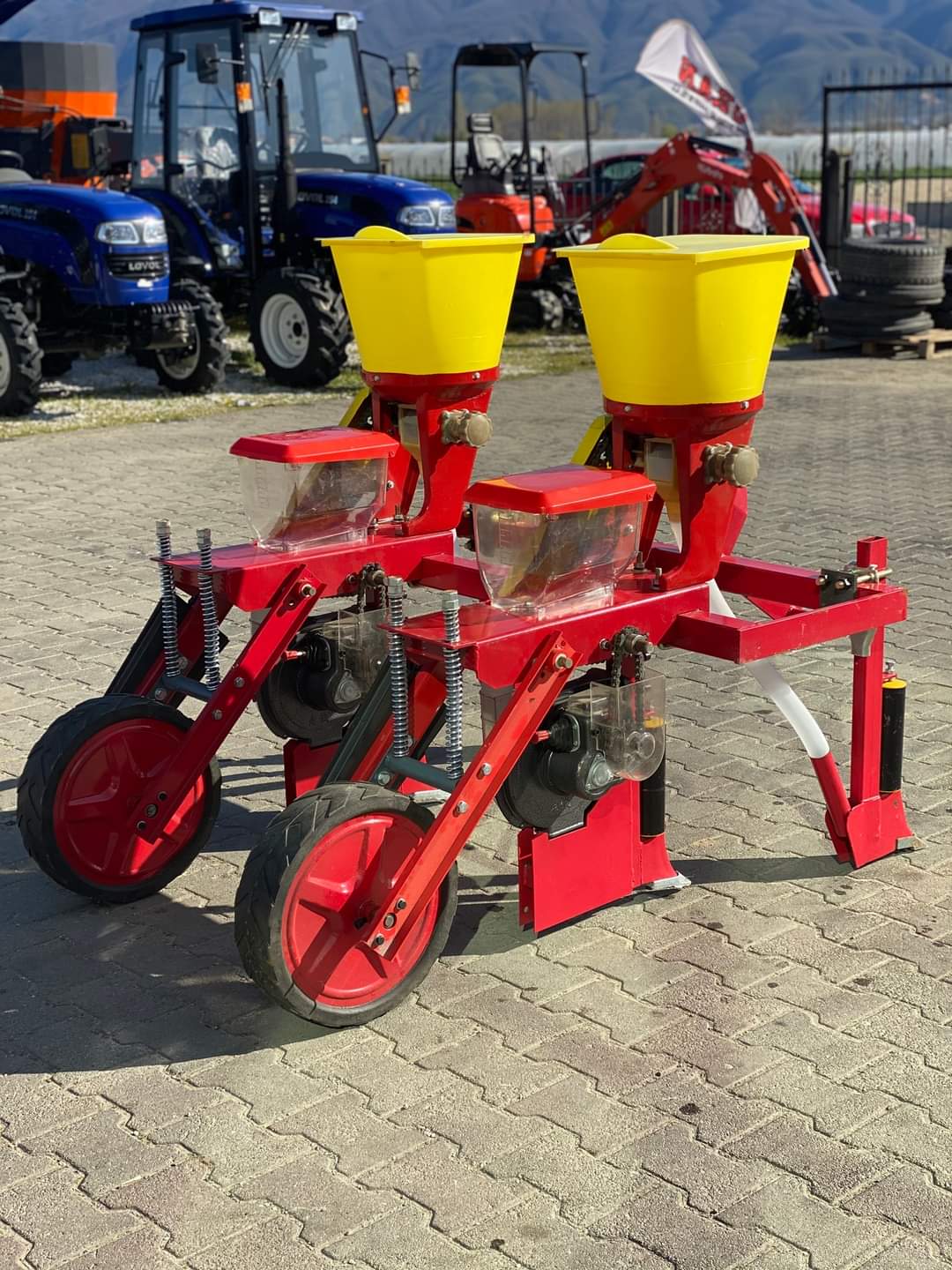 MEHANICKI SEALKI ZA PCENKA SO DEPOZITOR ZA GUBRE AGROKUN - Петел.мк