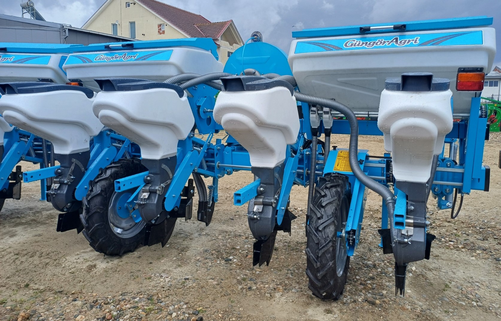 SEALKA ZA PCENKA GUNGOR / VAKUMSKA / 4 REDNA / SO DEPOZITOR ZA GUBRE ...